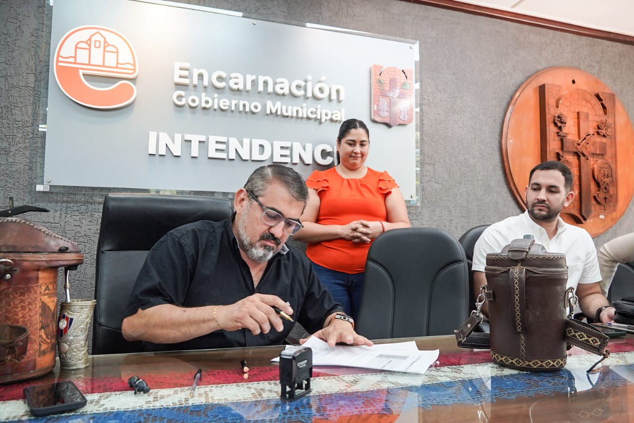 TRABAJAMOS PARA UNA CIUDAD QUE AVANZA - Municipalidad de Encarnación